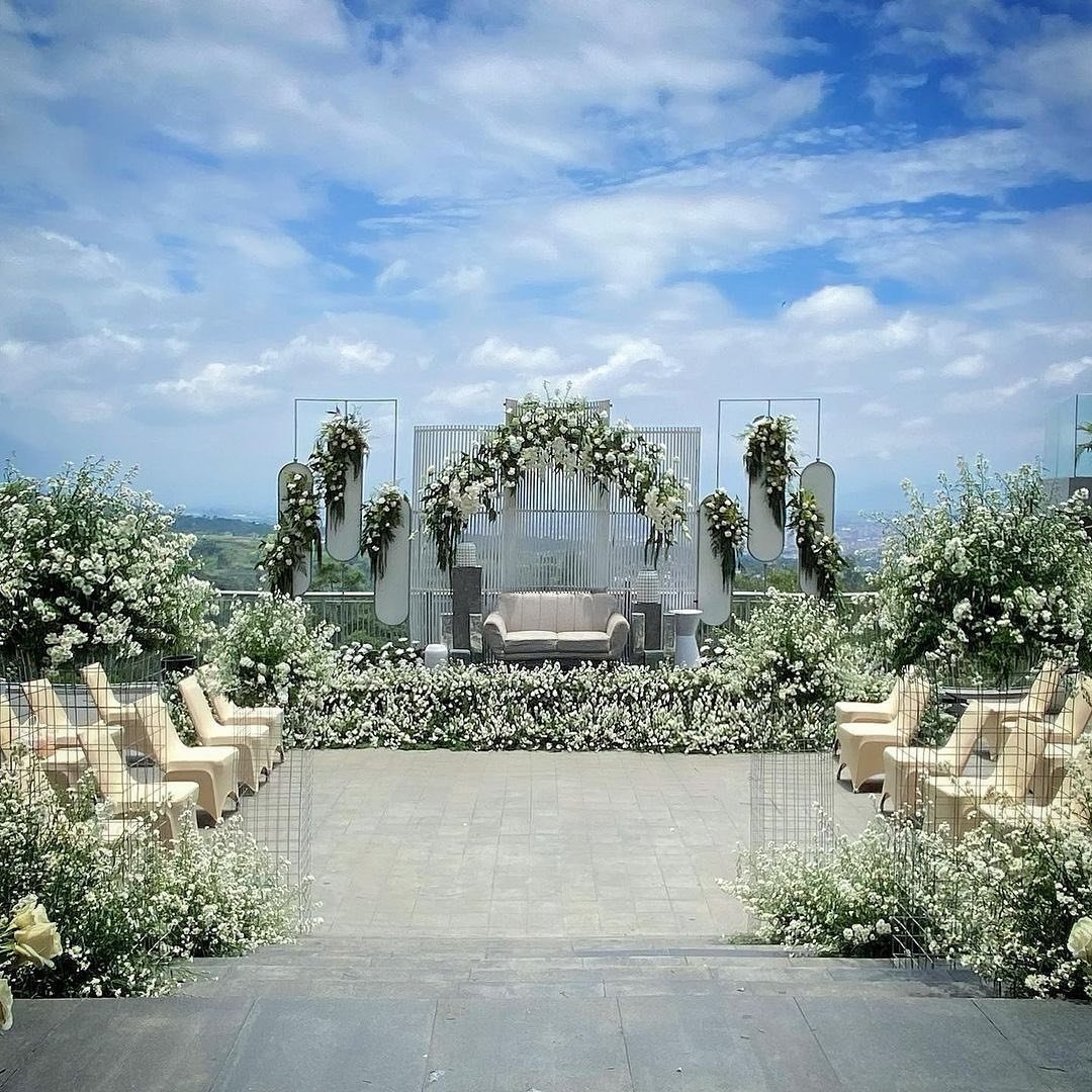 Bright, Airy and Breathtaking Wedding Venue at Swiss-Belresort Dago ...