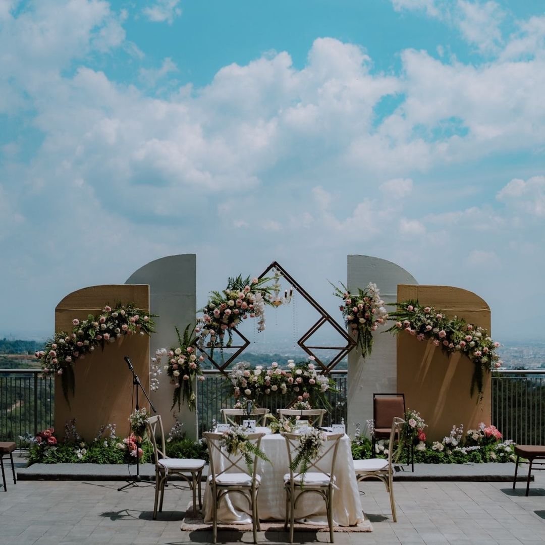 Bright, Airy and Breathtaking Wedding Venue at Swiss-Belresort Dago ...